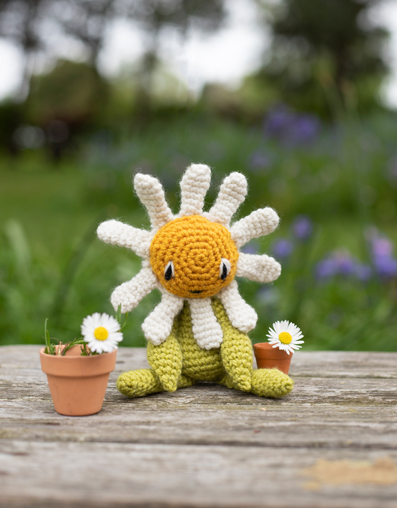 Crochet your own: Mini Daisy Crochet Kit | TOFT